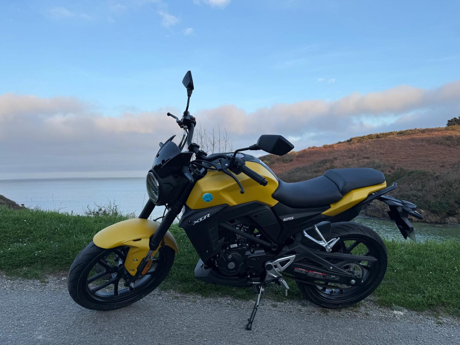 Tour de Belle-Île à moto avec la nouvelle TNT 125cc XCR chez Driv'in